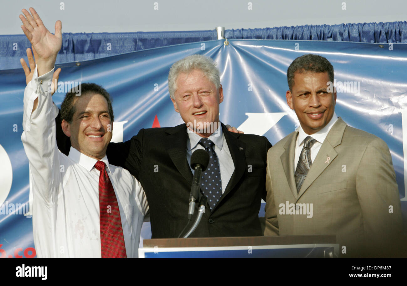 Oct 20, 2006; West Palm Beach, FL, USA; President BILL CLINTON (center ...