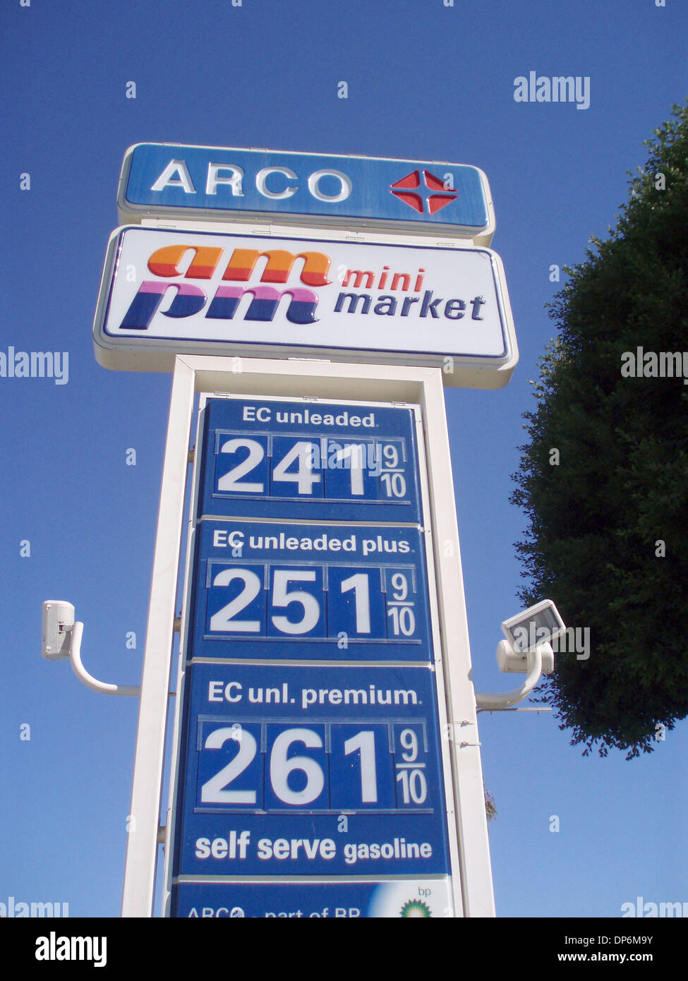 Arco gas stations los angeles hi-res stock photography and images - Alamy