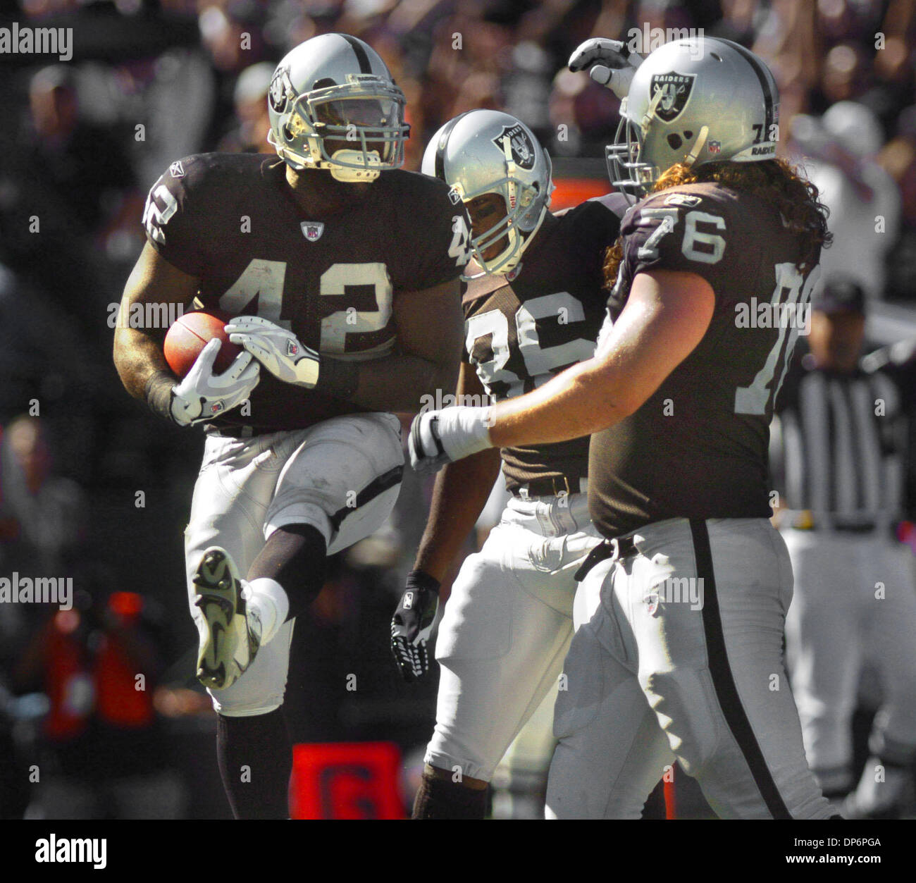 Oct 22, 2006; Oakland, CA, USA; Raiders running back RESHARD LEE, left ...
