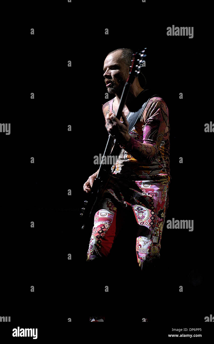Flea guitarist hi-res stock photography and images - Alamy