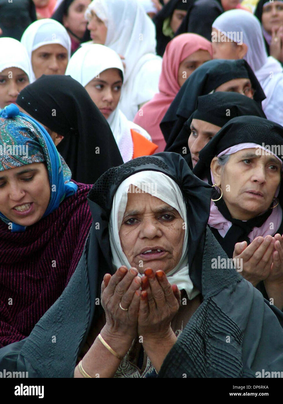 Oct 25, 2006; Srinagar, Kashmir, INDIA; Indian Kashmiri women pray on ...