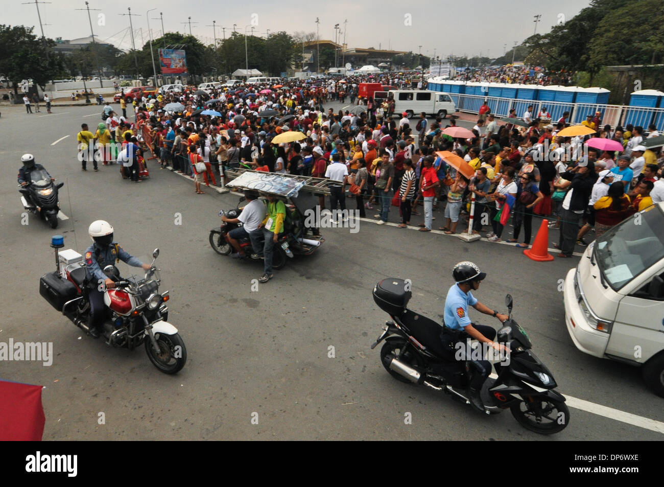 Manila, Philippines. 8th January 2014. MANILA, Philippines - People ...
