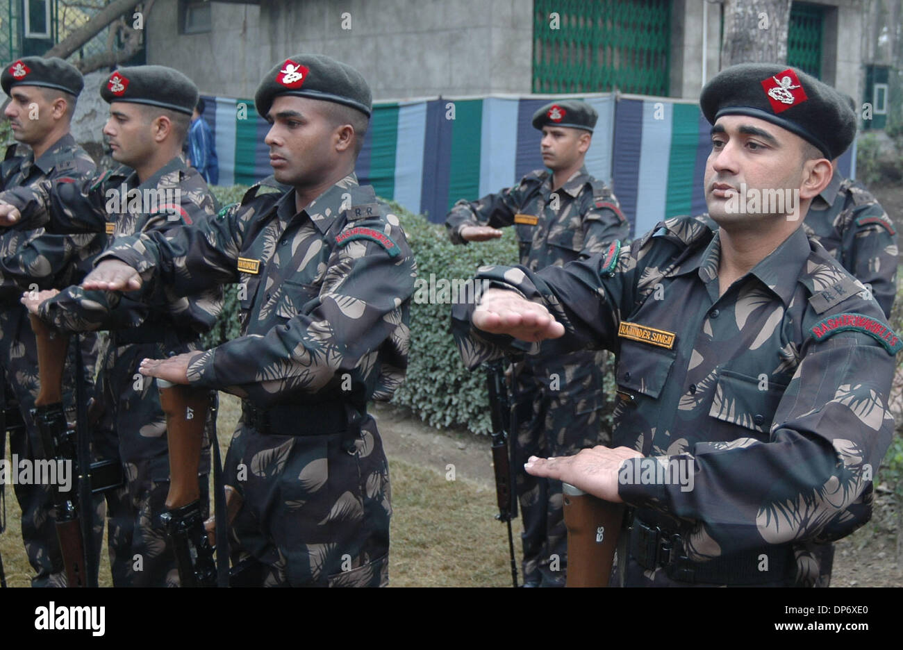 Oct 27, 2006; Srinagar, Kashmir, INDIA; Indian army soldiers hold ...