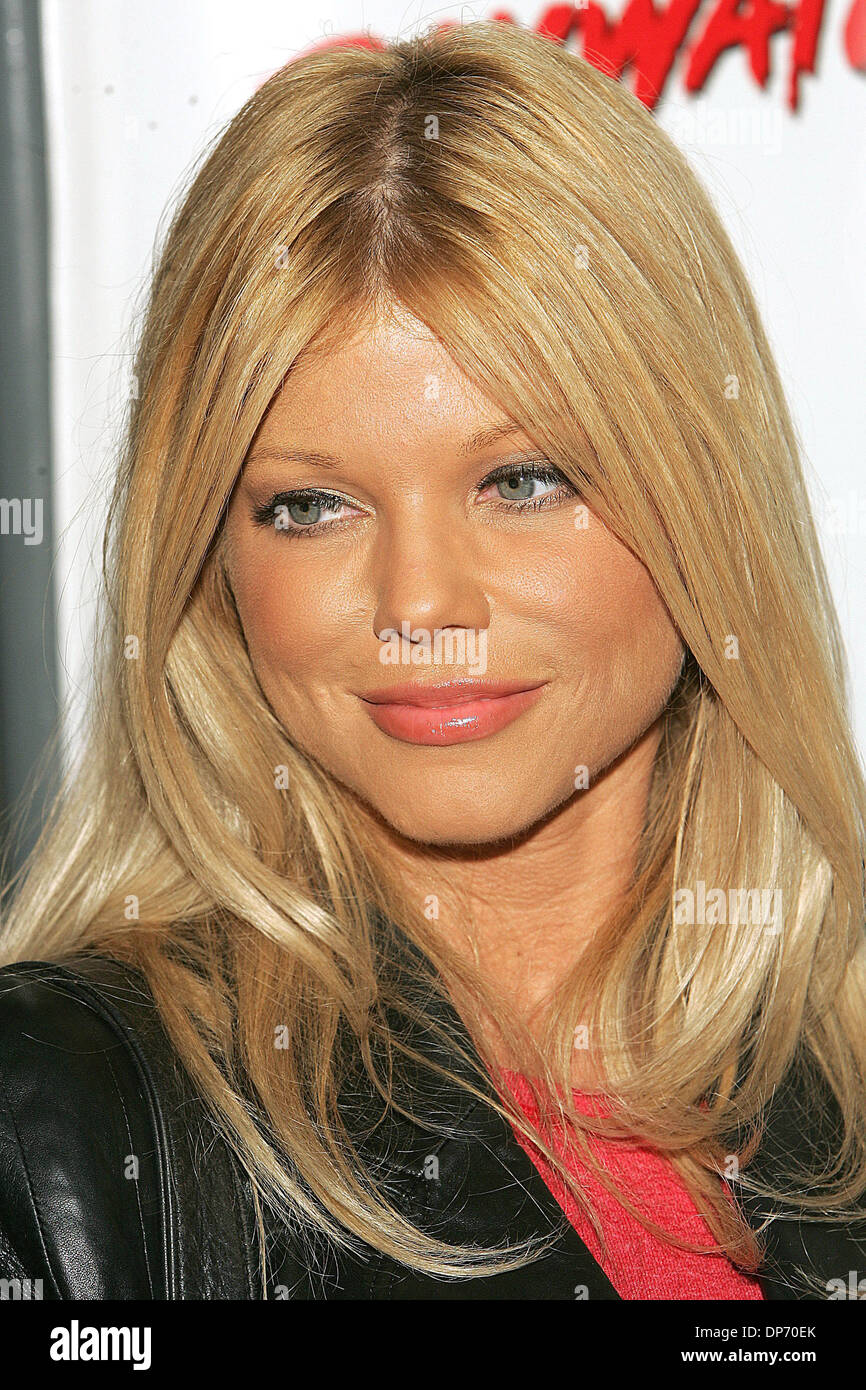 Donna d'errico baywatch hi-res stock photography and images - Alamy