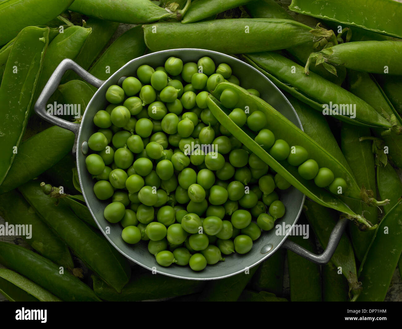 Shell peas hi-res stock photography and images - Alamy