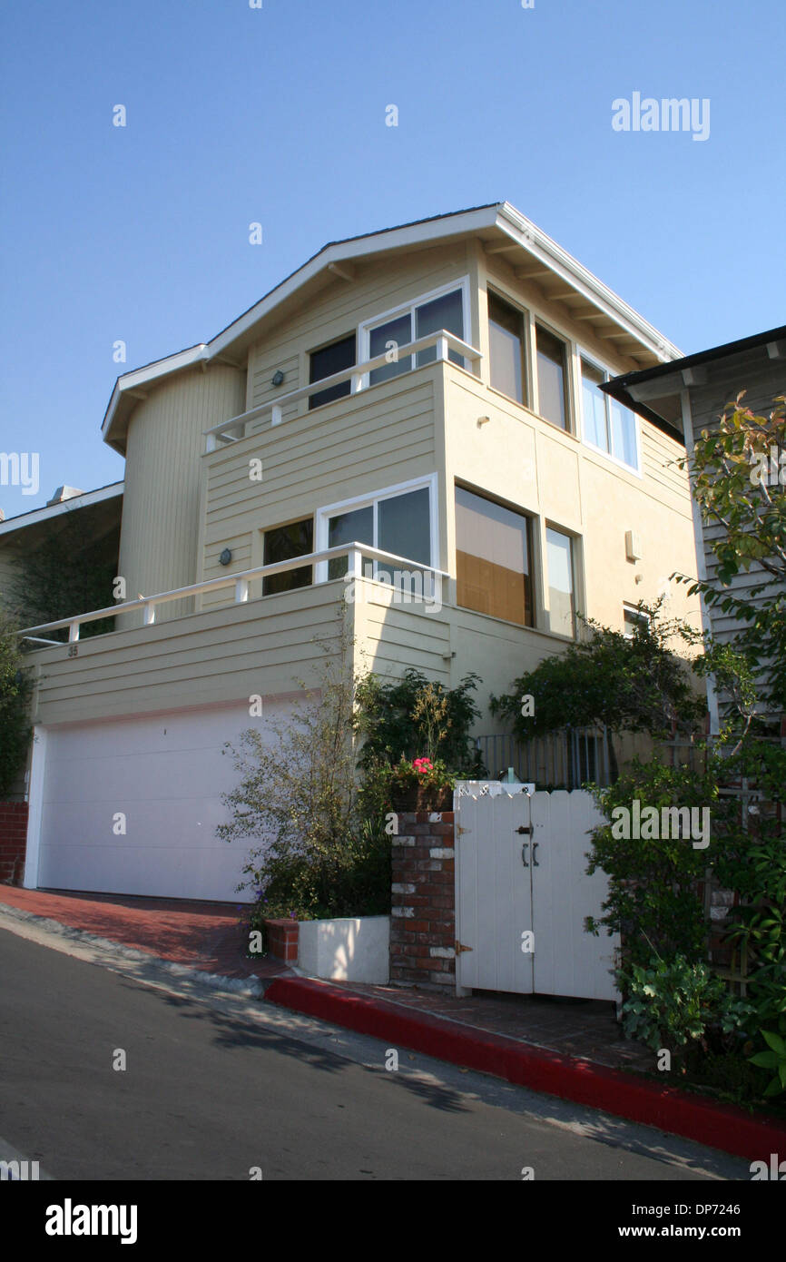 Warren buffett house hi-res stock photography and images - Alamy