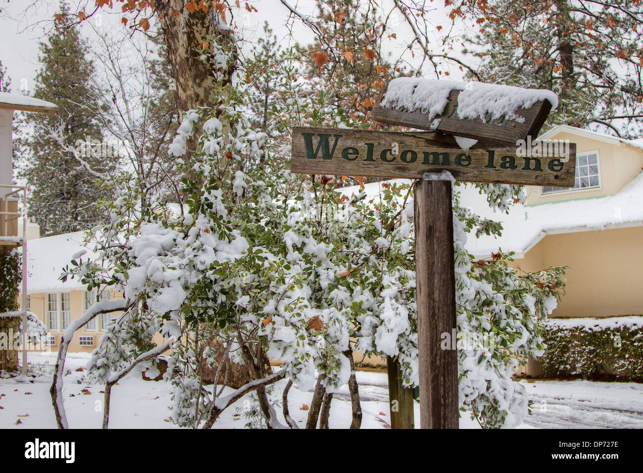 Christmas welcome home sign snow hi-res stock photography and images ...
