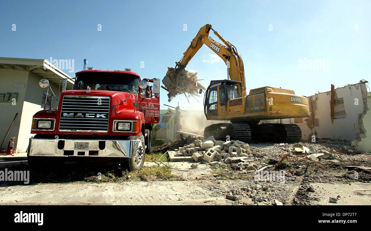 Demolition crews hi-res stock photography and images - Alamy