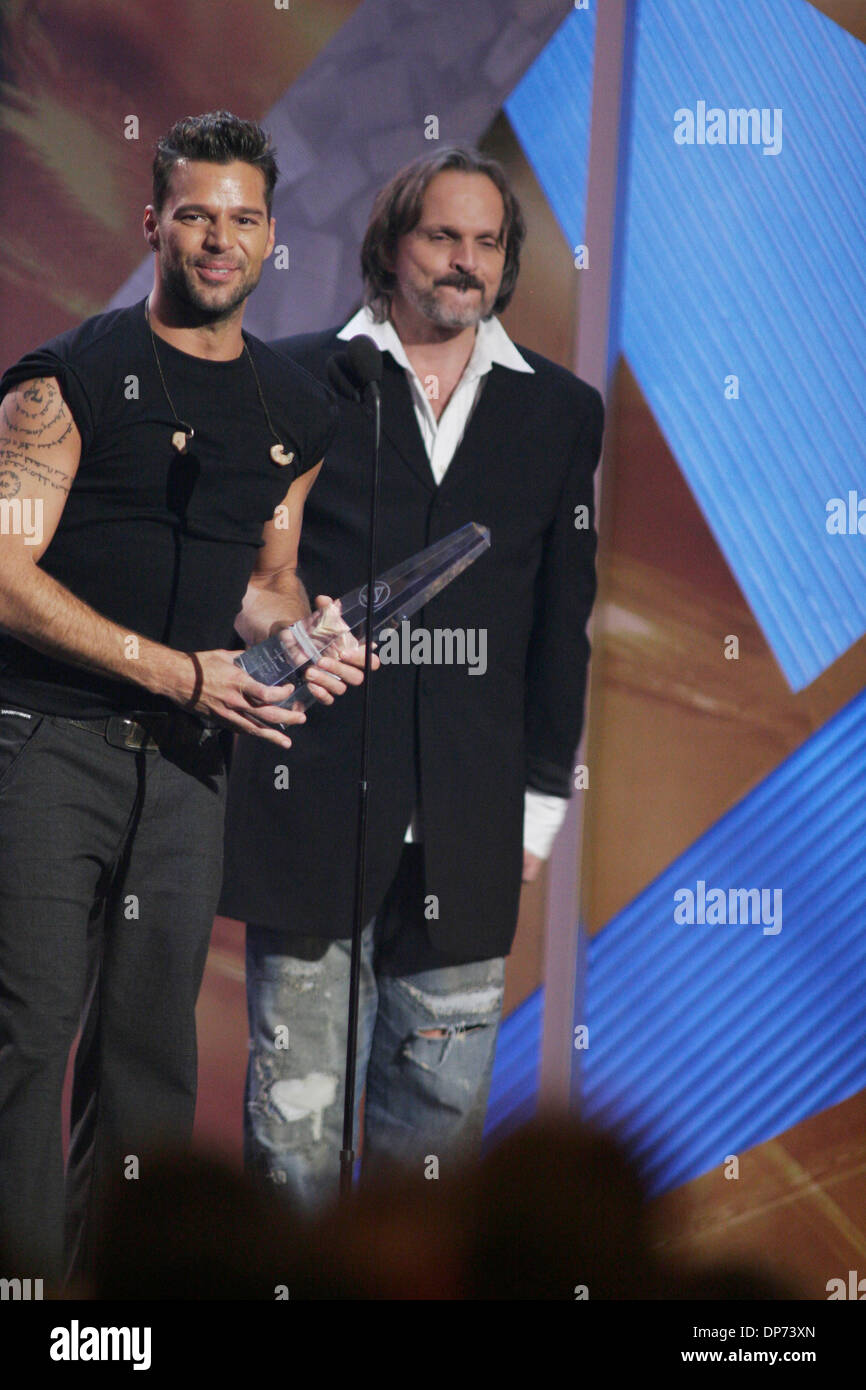 Nov 02, 2006; New York, NY, USA; RICKY MARTIN receives the Latin ...