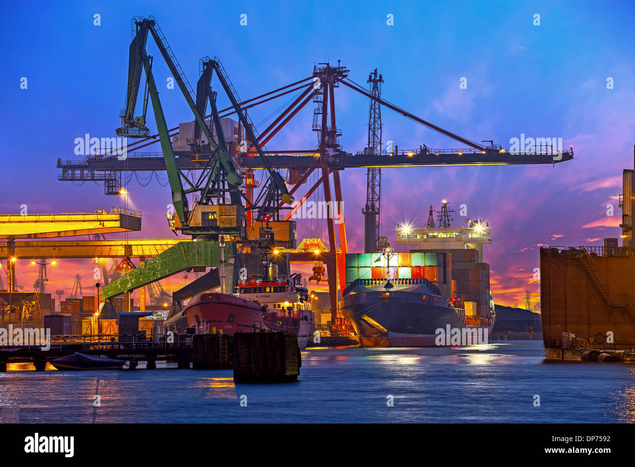 The unloading of a container ship at a large harbor terminal Stock ...