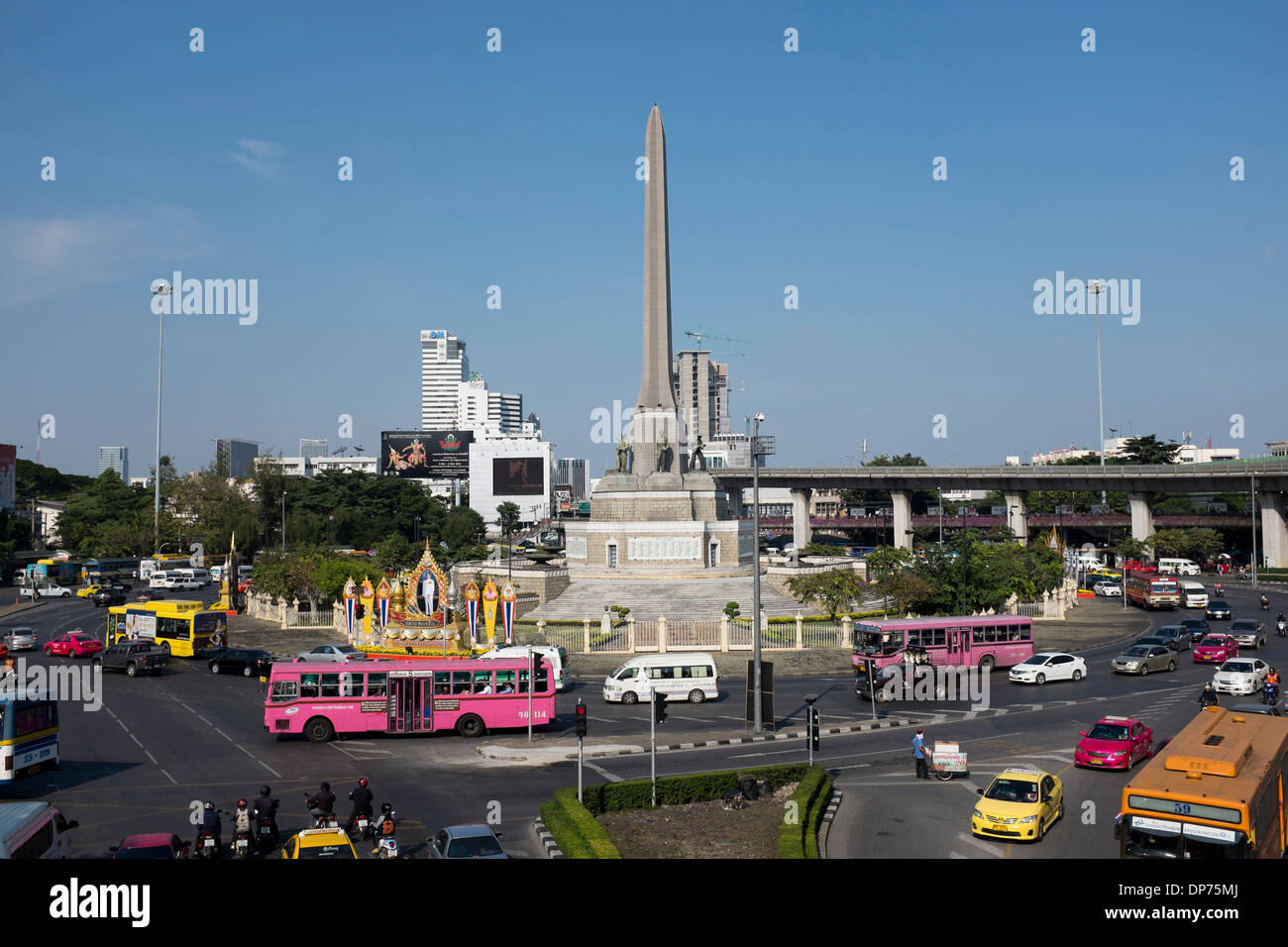 Victory Monument Roundabout or Interchange Stock Photo - Alamy
