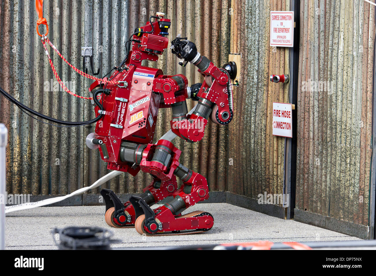 Robotiq 3-Finger Adaptive Robot Gripper robot during the DARPA Rescue ...