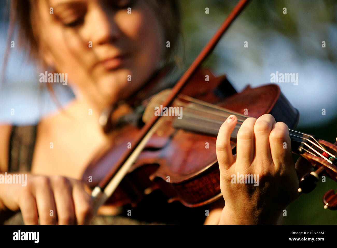 Bluegrass band fiddle hi-res stock photography and images - Alamy