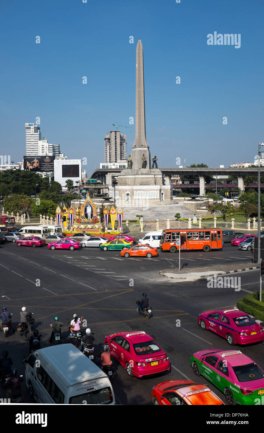 Victory Monument Roundabout or Interchange Stock Photo - Alamy