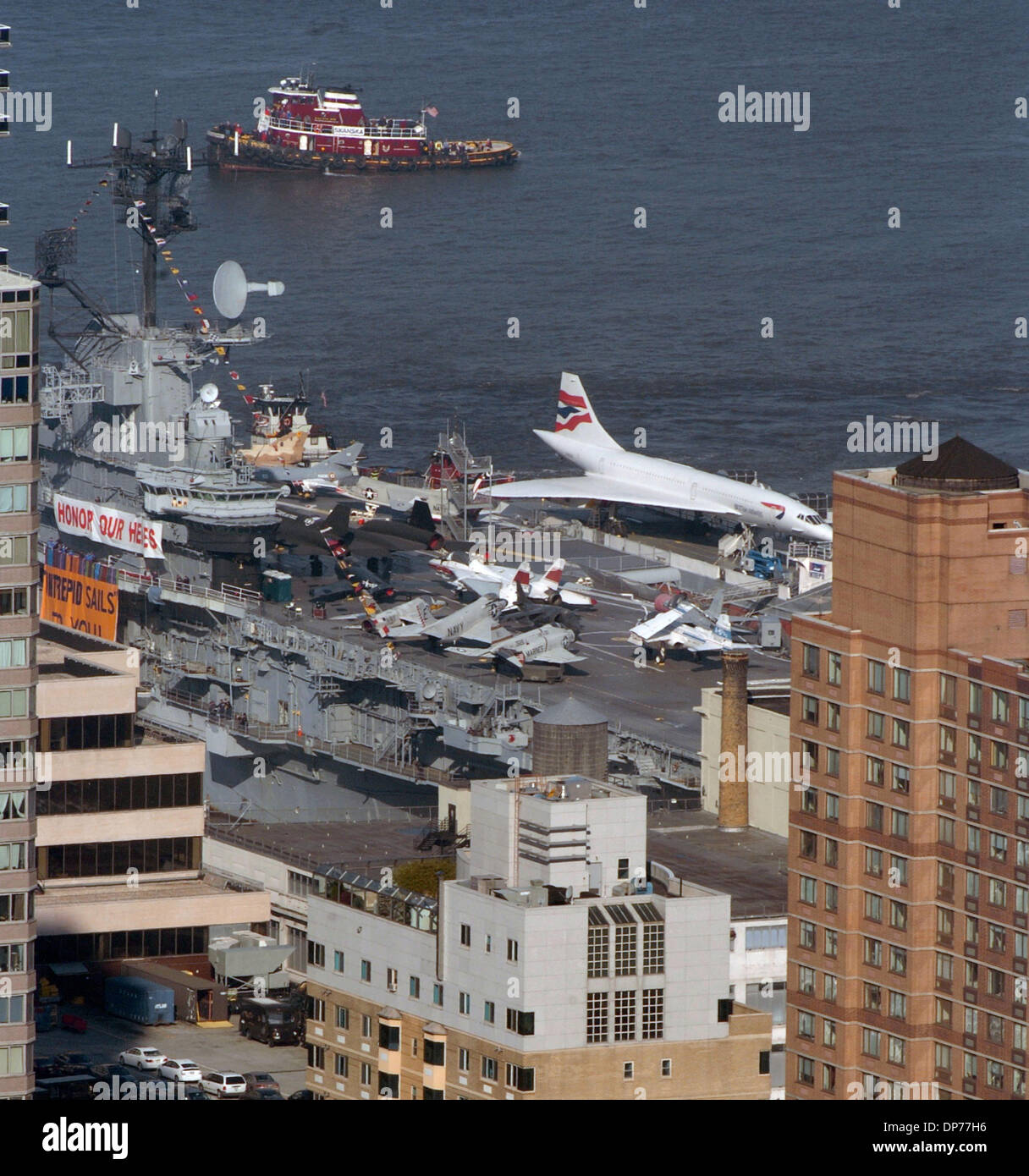 Nov 06, 2006; MANHATTAN, NY, USA; The aircraft carrier USS Intrepid got ...