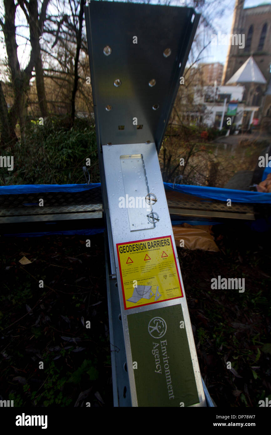 Environmental agency flood warning hi-res stock photography and images ...