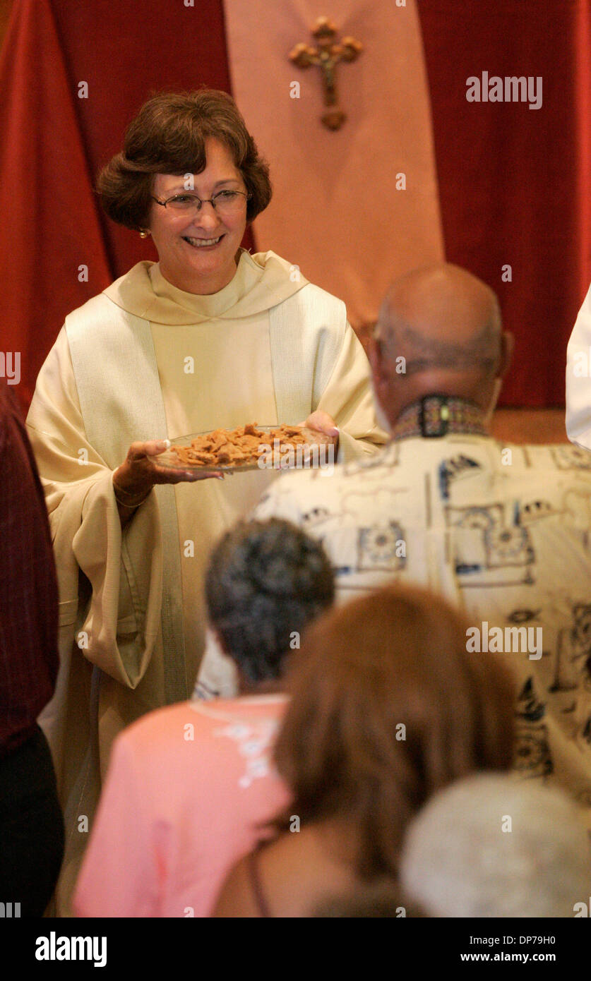 Ordained women hi-res stock photography and images - Alamy
