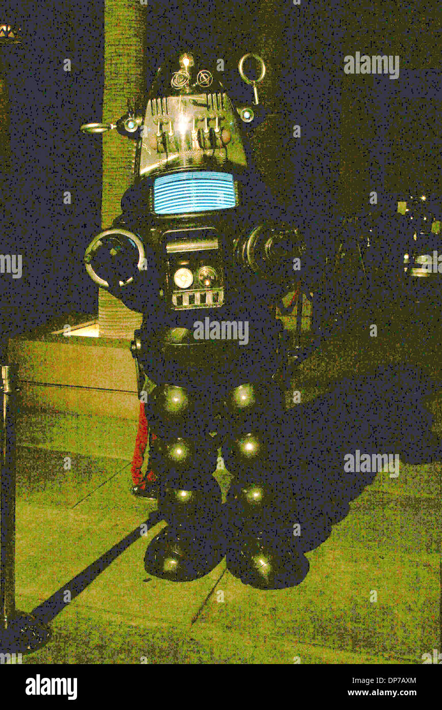 Nov 08, 2006; Los Angeles, CA, USA; Actor ROBBY THE ROBOT arrives back ...