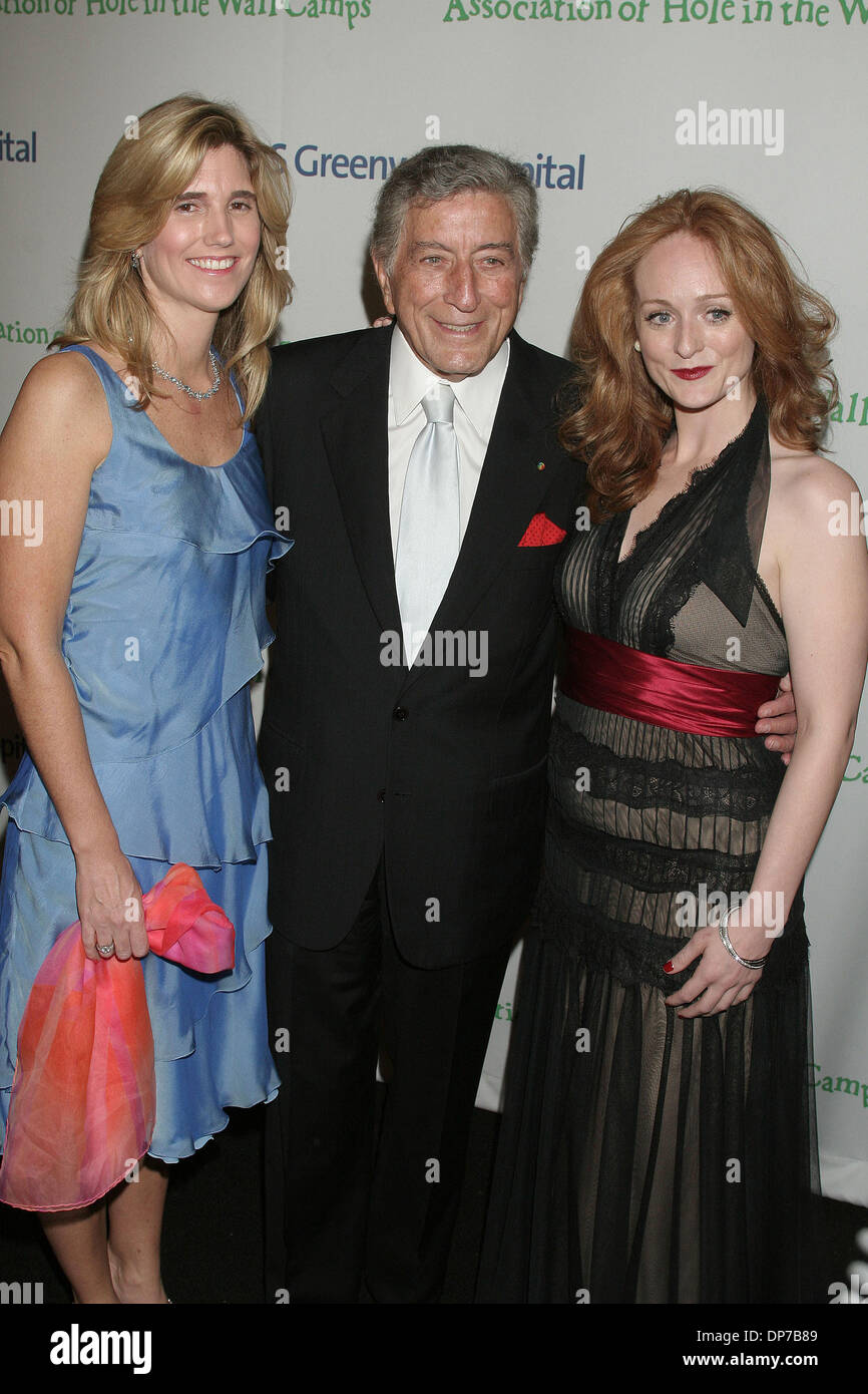 Nov 09, 2006; Los Angeles, CA, USA; Singing Legend TONY BENNETT ...