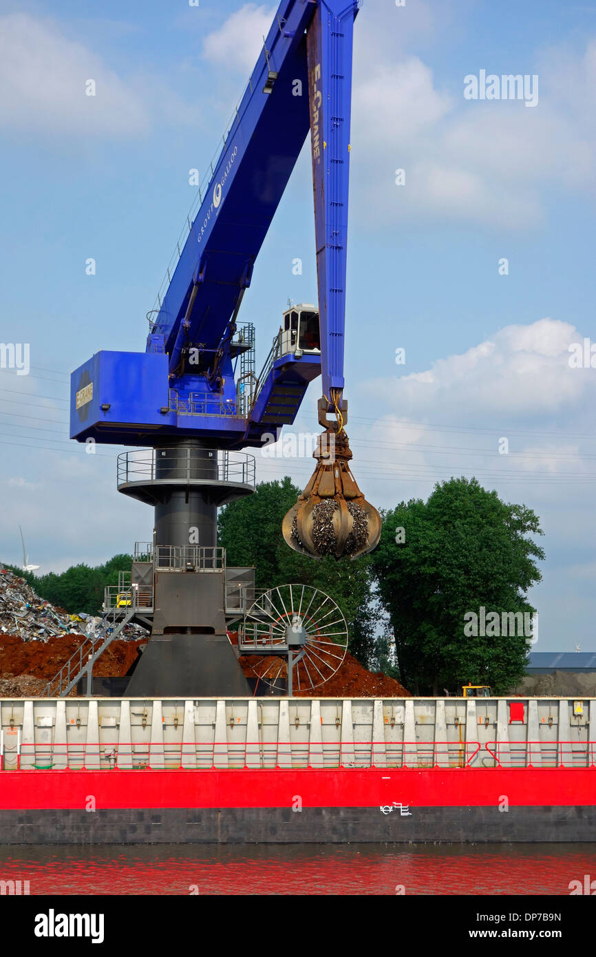 Load of scrap metal hi-res stock photography and images - Alamy