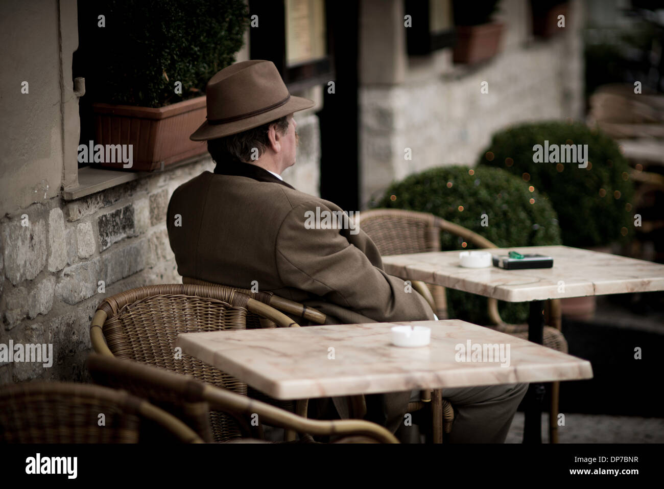 Man waiting cafe hi-res stock photography and images - Alamy