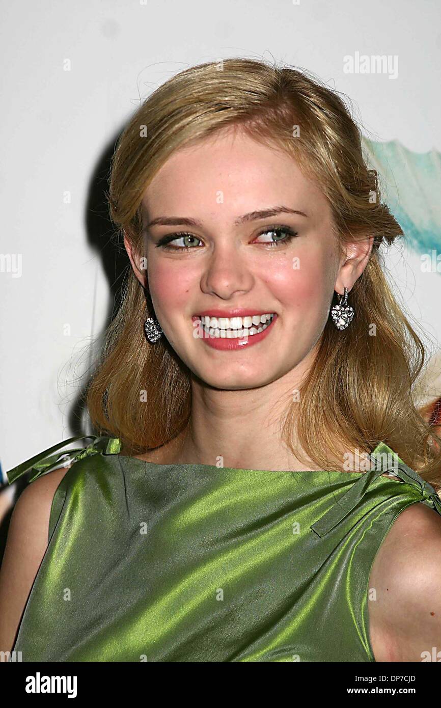 Sara paxton 19 jpg hi-res stock photography and images - Alamy