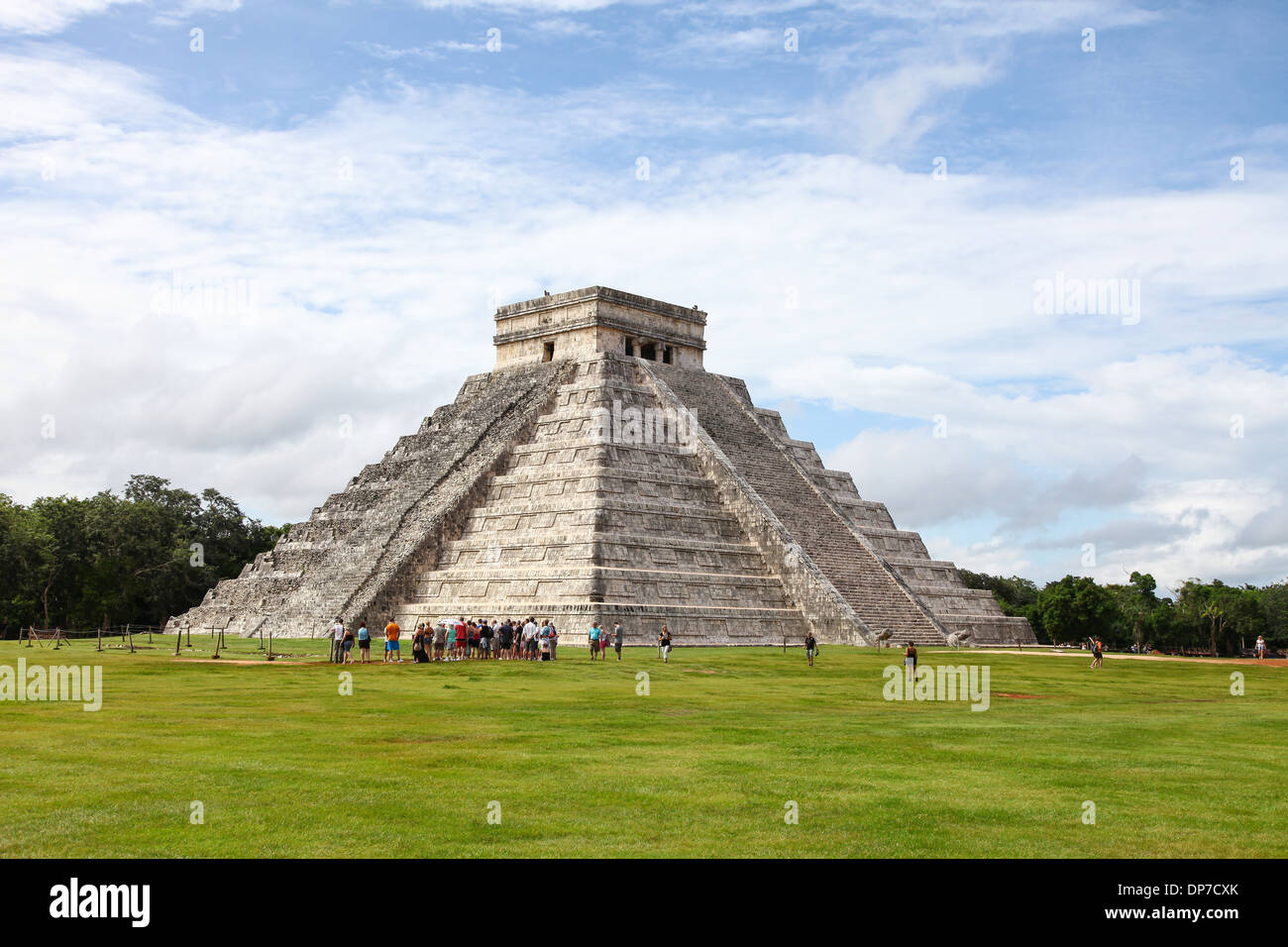 Stepped pyramid of Kukulkan, El Castillo Chichen Itza, Mayan ruins on ...