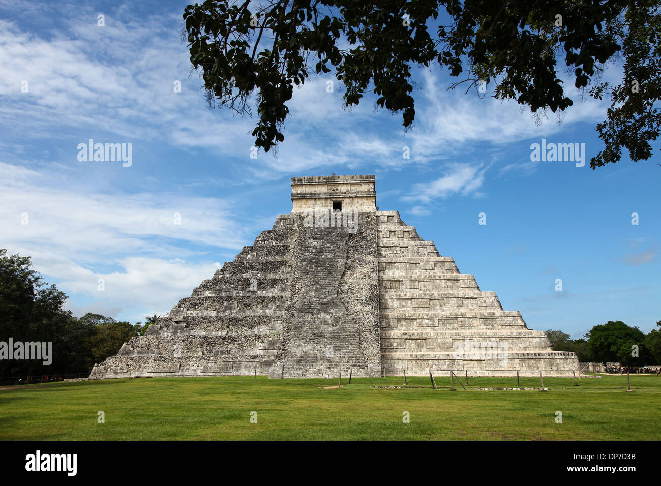 Stepped pyramid of Kukulkan, El Castillo Chichen Itza, Mayan ruins on ...