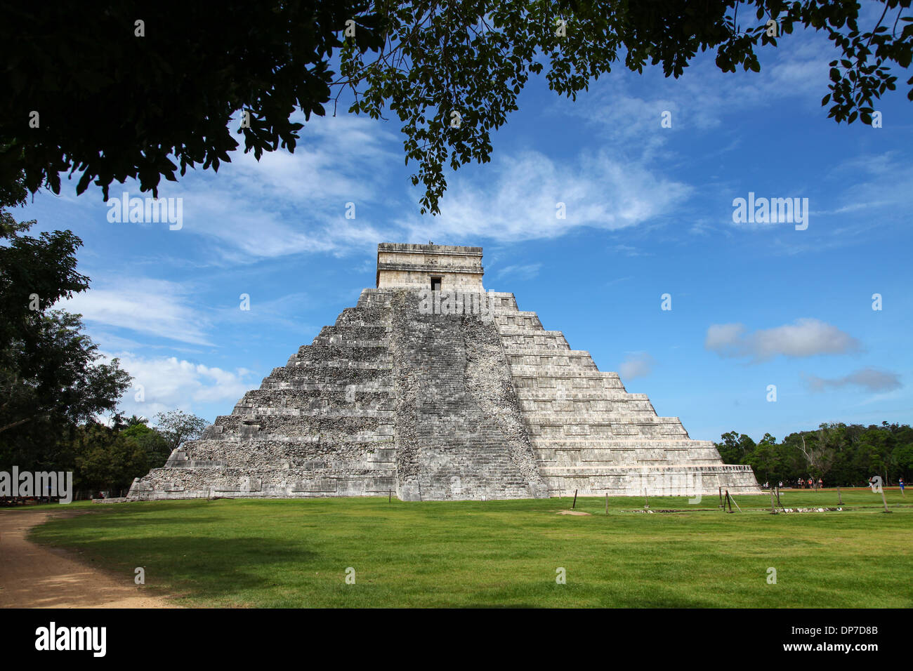 Stepped pyramid of Kukulkan, El Castillo Chichen Itza, Mayan ruins on ...