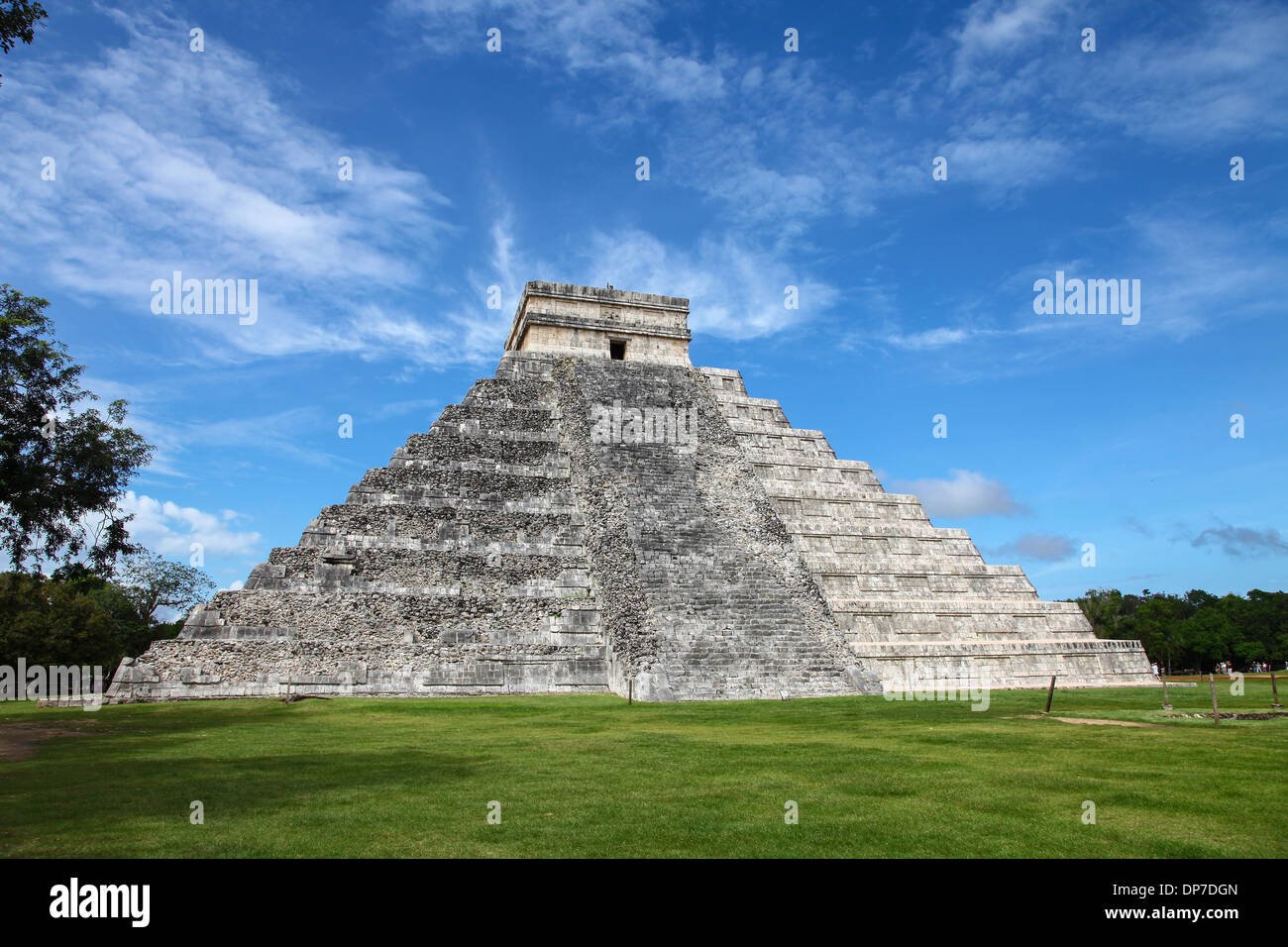 Stepped pyramid of Kukulkan, El Castillo Chichen Itza, Mayan ruins on ...