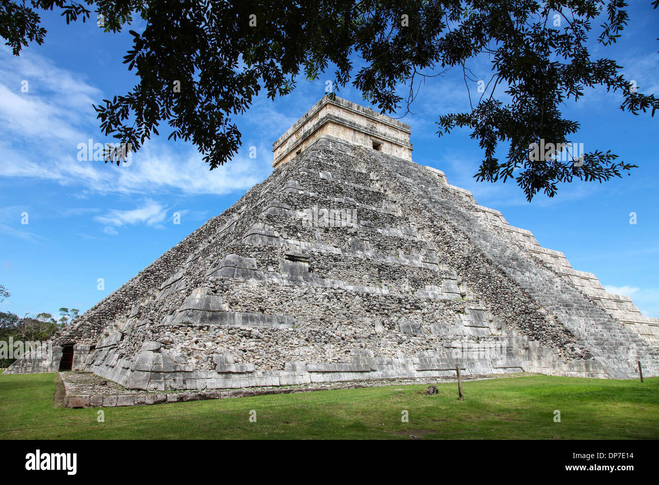 Stepped pyramid of Kukulkan, El Castillo Chichen Itza, Mayan ruins on ...