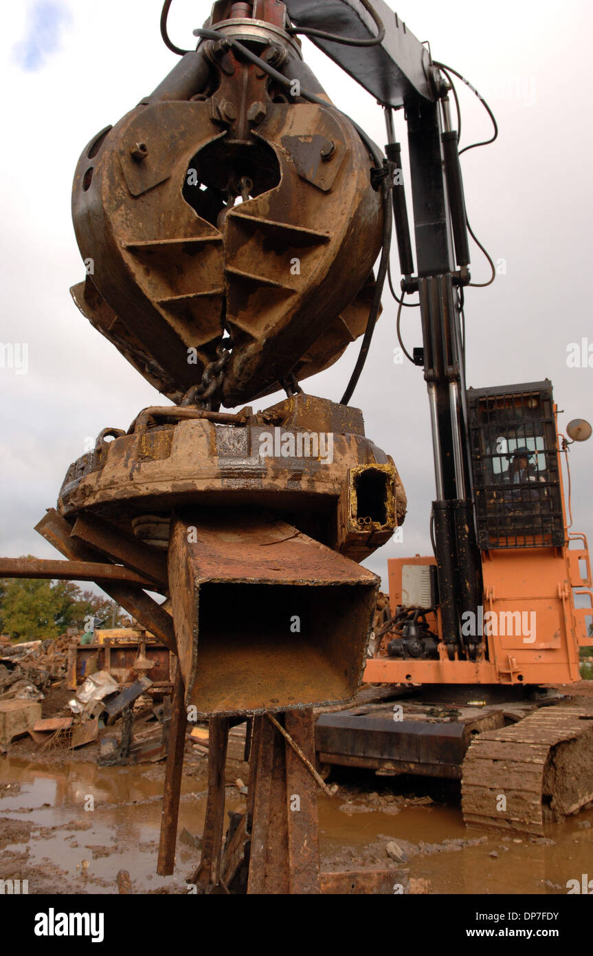 Magnet crane hi-res stock photography and images - Alamy