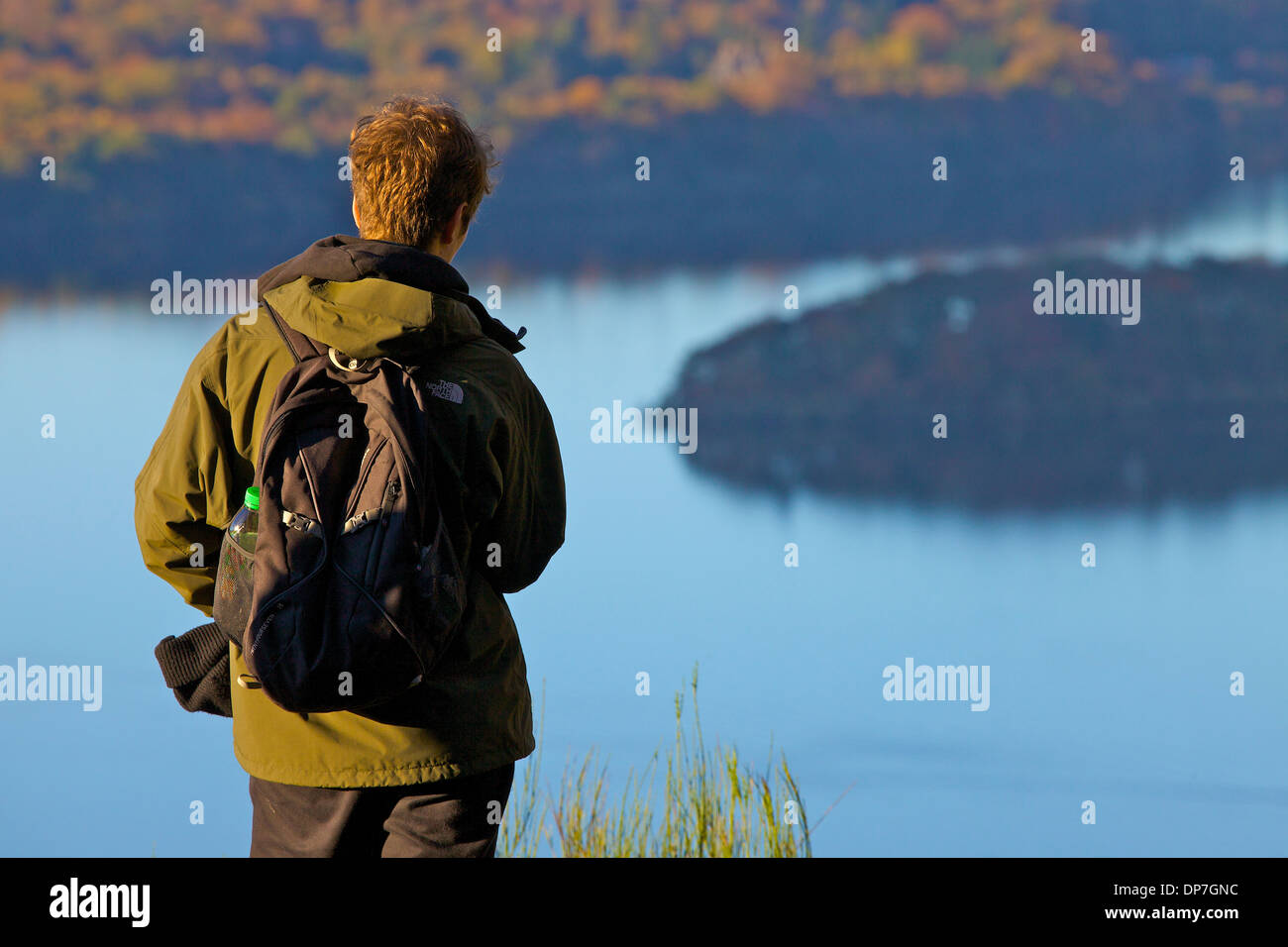 Hiker looking out at view hi-res stock photography and images - Alamy