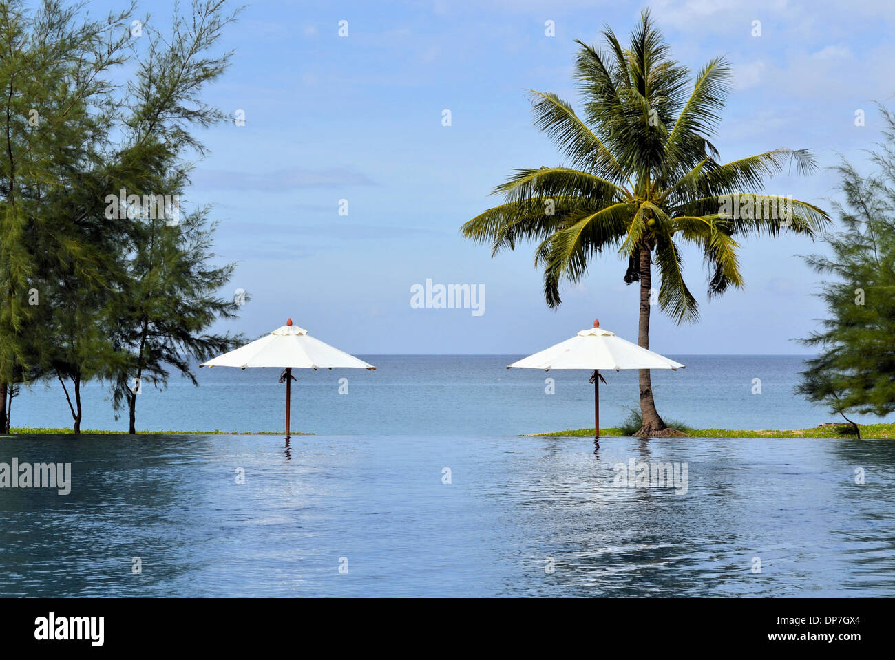Infinity pool hi-res stock photography and images - Alamy