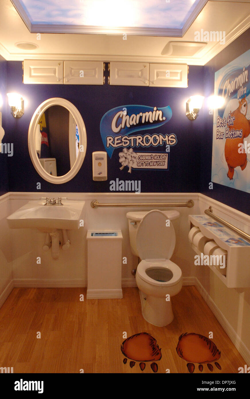 Charmin restrooms hi-res stock photography and images - Alamy