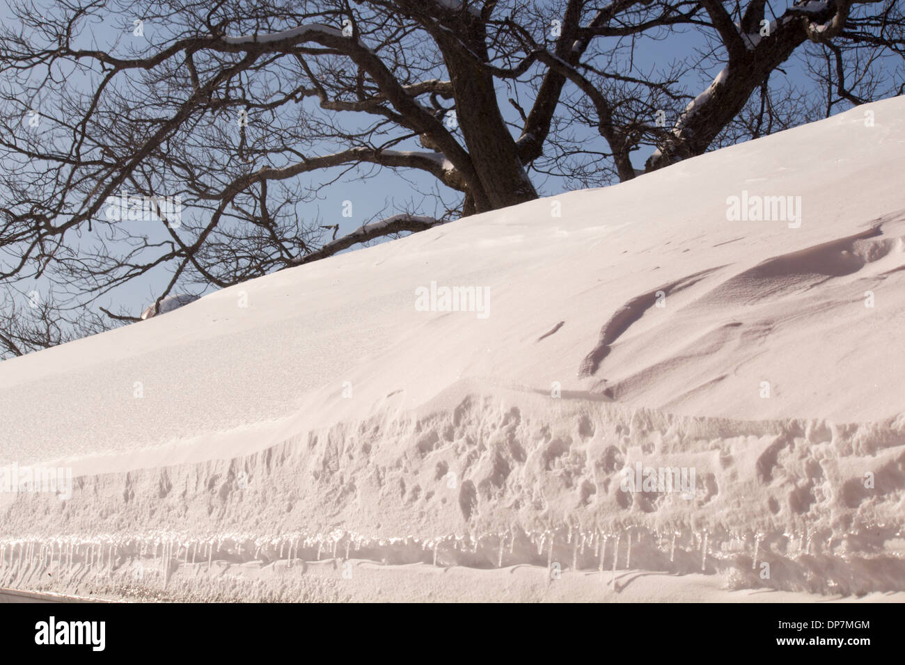 Snow build up on a roof Stock Photo - Alamy