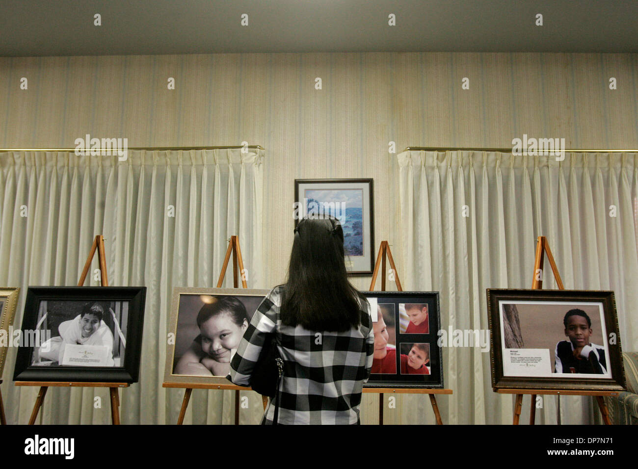Sep 24, 2006; San Antonio, TX, USA; Debbie Marsh looks at portraits of ...