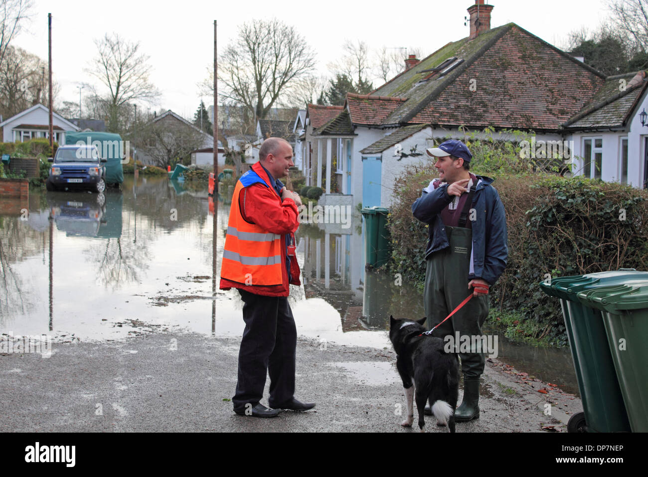 Environment agency staines flooding hi-res stock photography and images ...