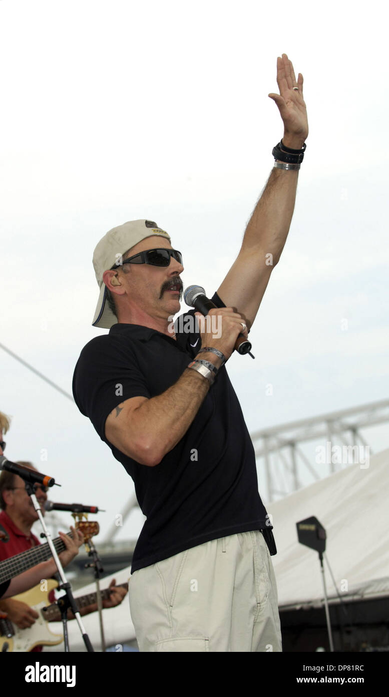 Aaron tippin hi-res stock photography and images - Alamy