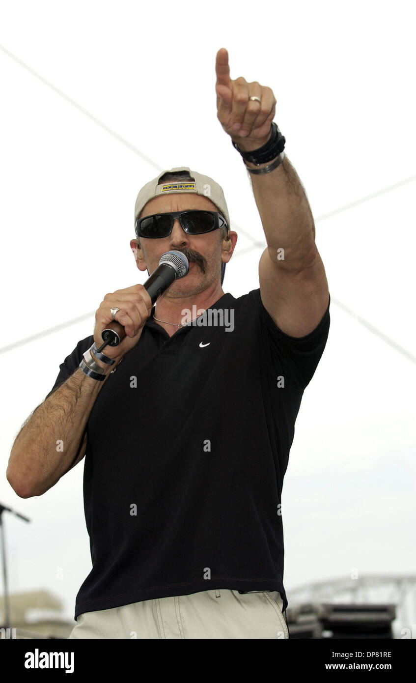 Aaron tippin hi-res stock photography and images - Alamy