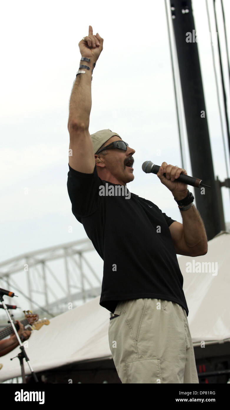 Aaron tippin hi-res stock photography and images - Alamy