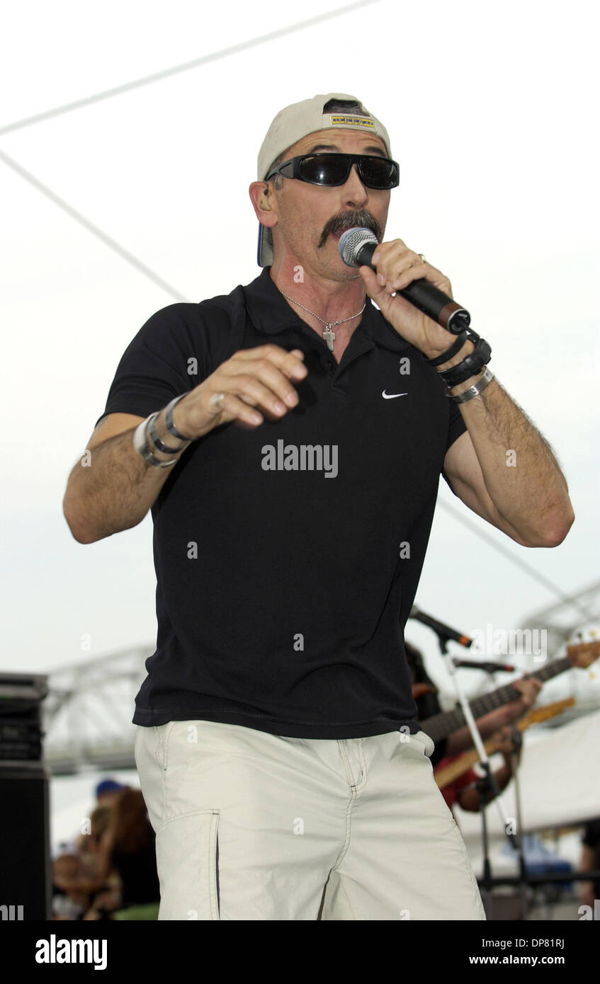 Aaron tippin hi-res stock photography and images - Alamy