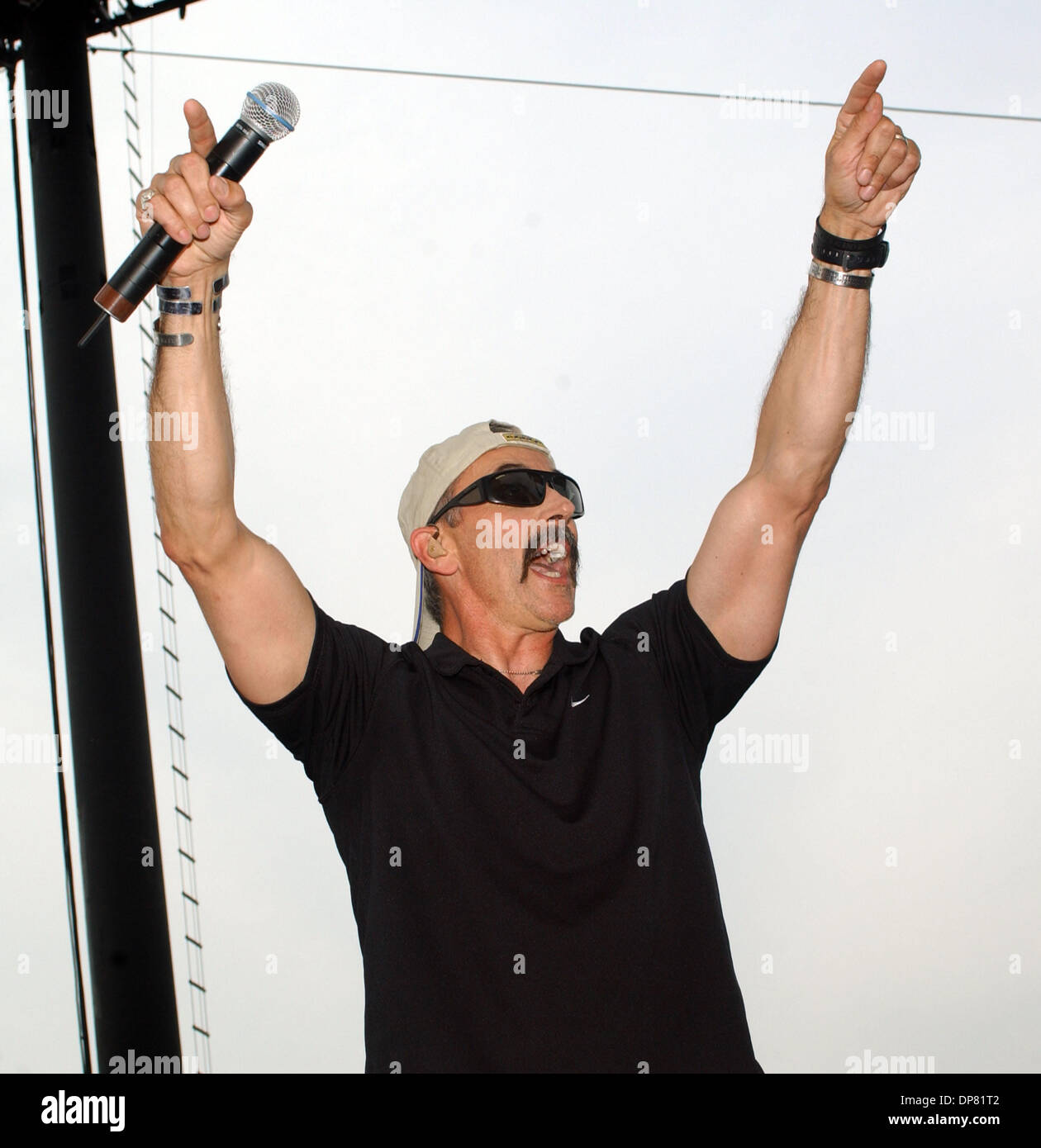 Aaron tippin hi-res stock photography and images - Alamy