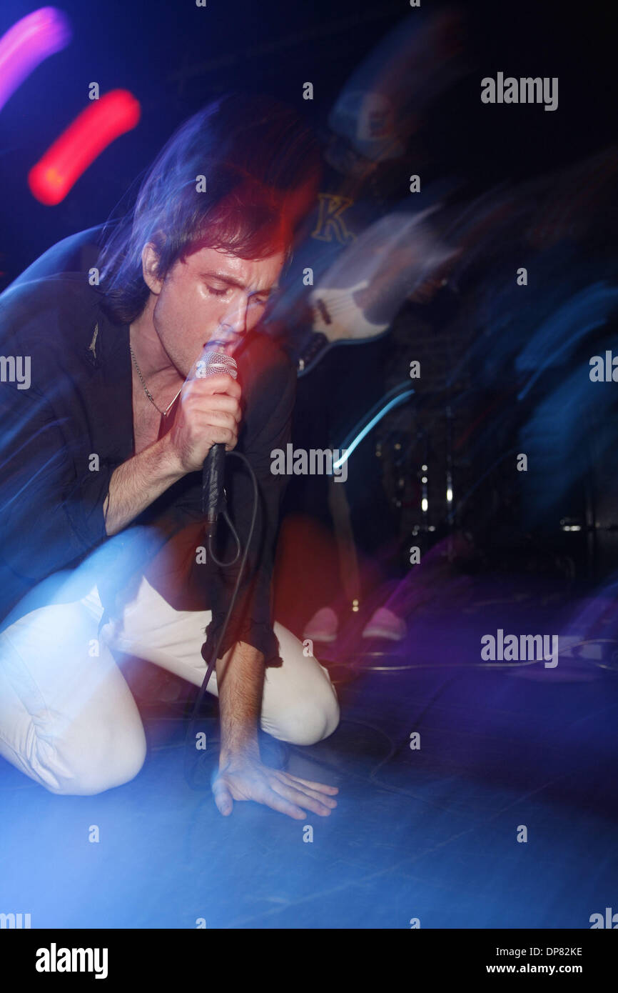 1990s singer performing hi-res stock photography and images - Alamy