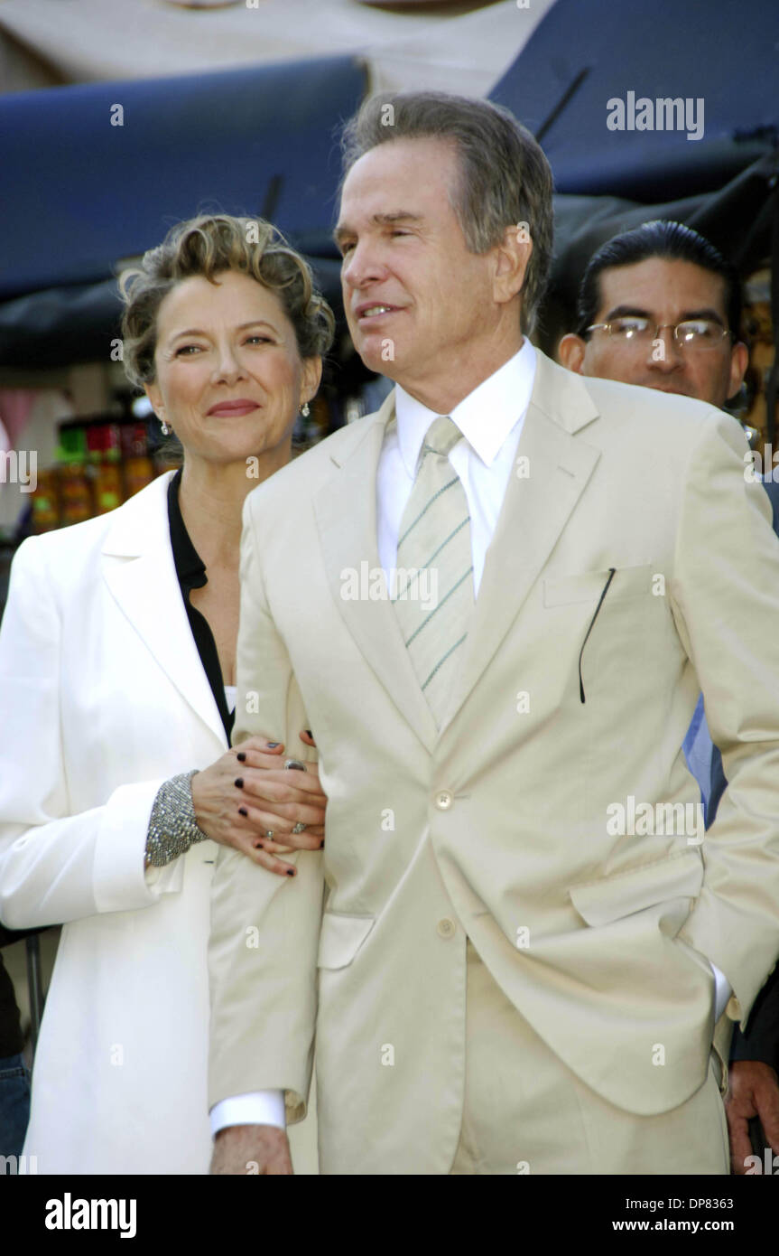 Annette bening warren beatty 17 hi-res stock photography and images - Alamy