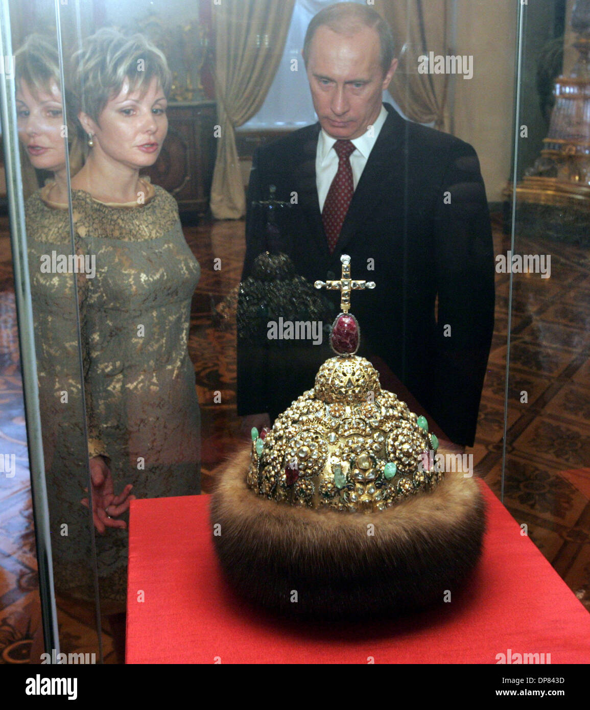 The crown that later Czars would wear was called the Monomakh Hat in ...