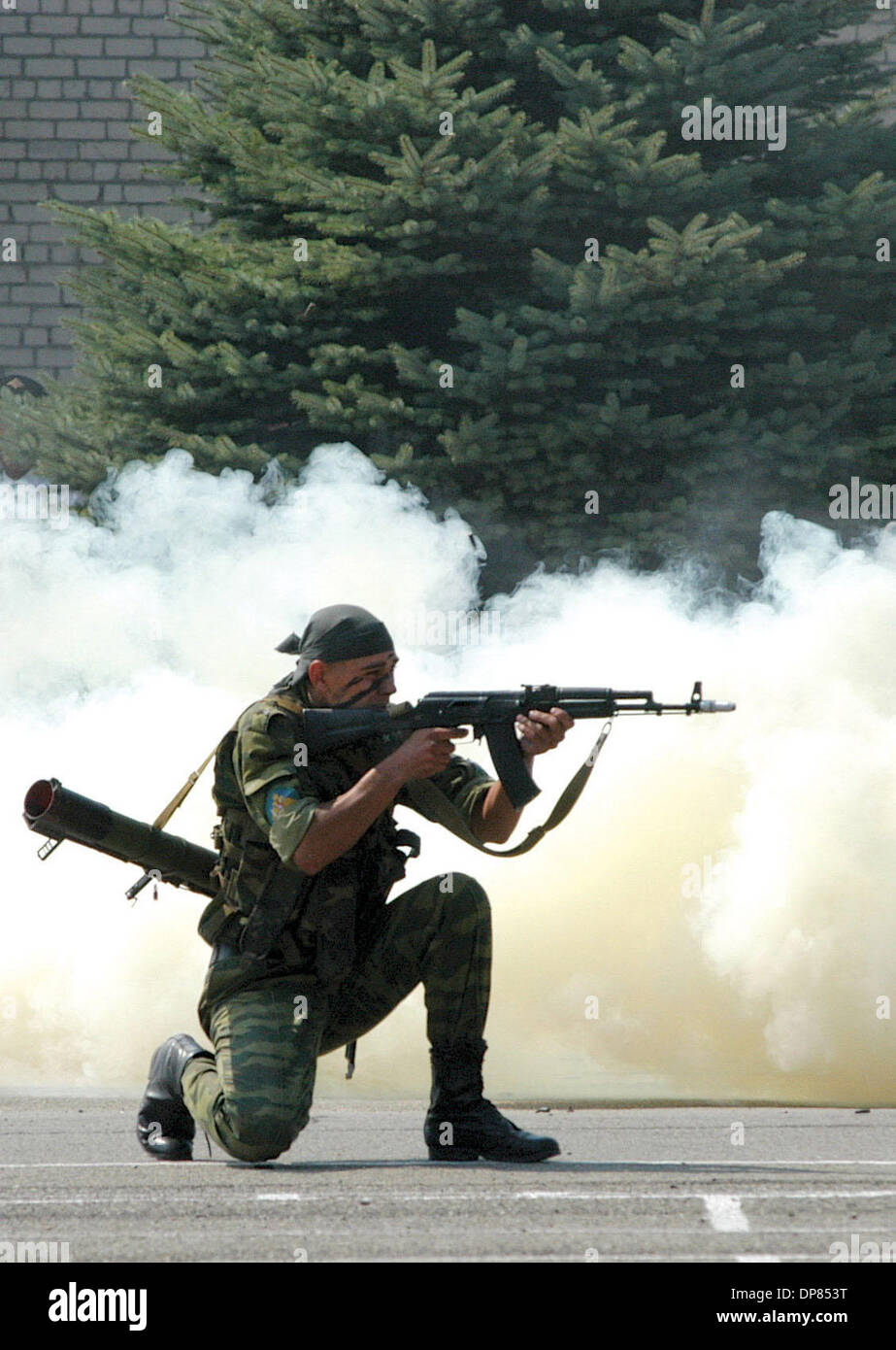 Soldiers shooting hi-res stock photography and images - Alamy