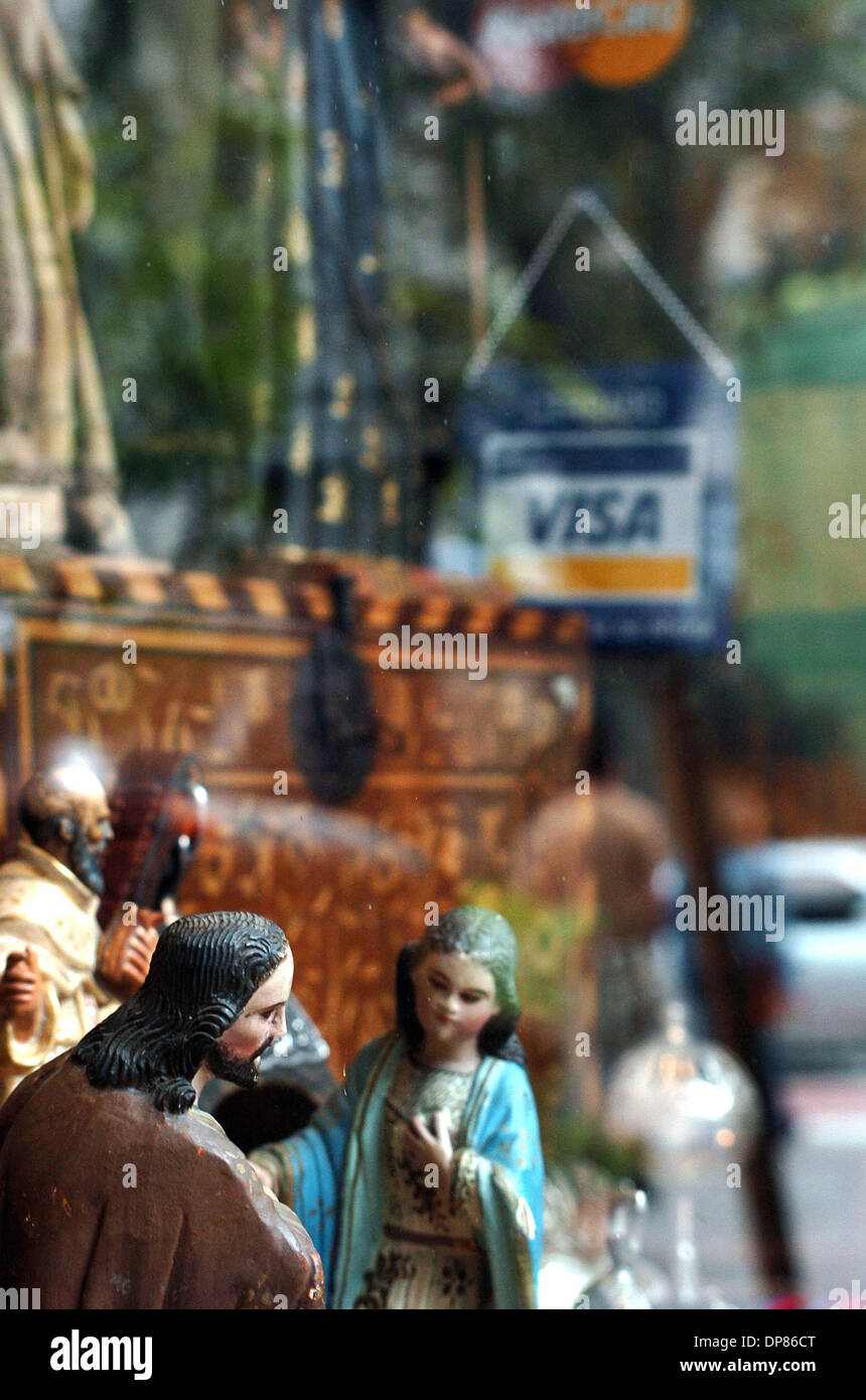 Statues jesus mary in shop hi-res stock photography and images - Alamy