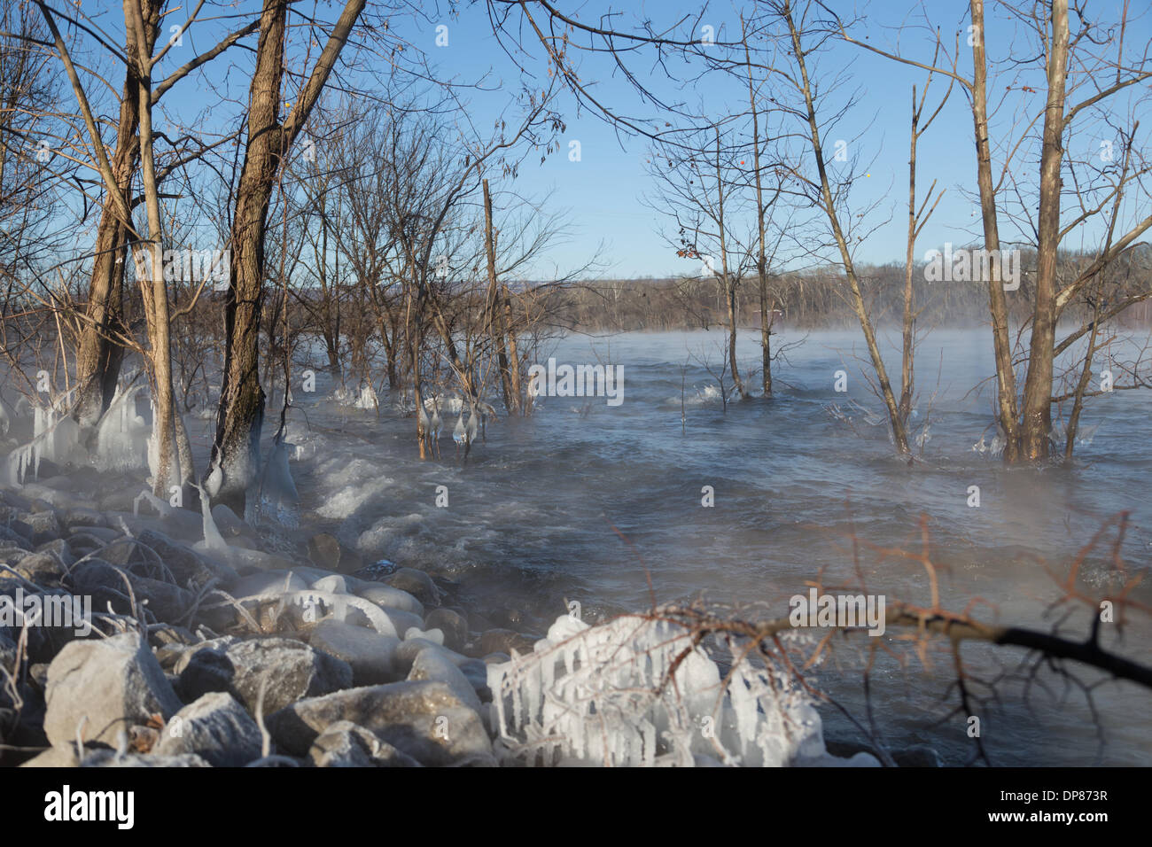 Chattanooga, Tennessee, USA. 7th January, 2014. Unusually cold weather ...