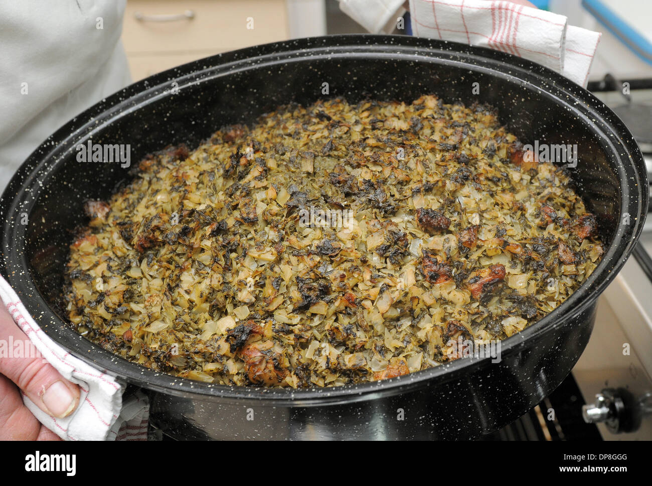 Pritzwalk, Germany. 10th Dec, 2013. A pan with Knieperkohl is seen in ...